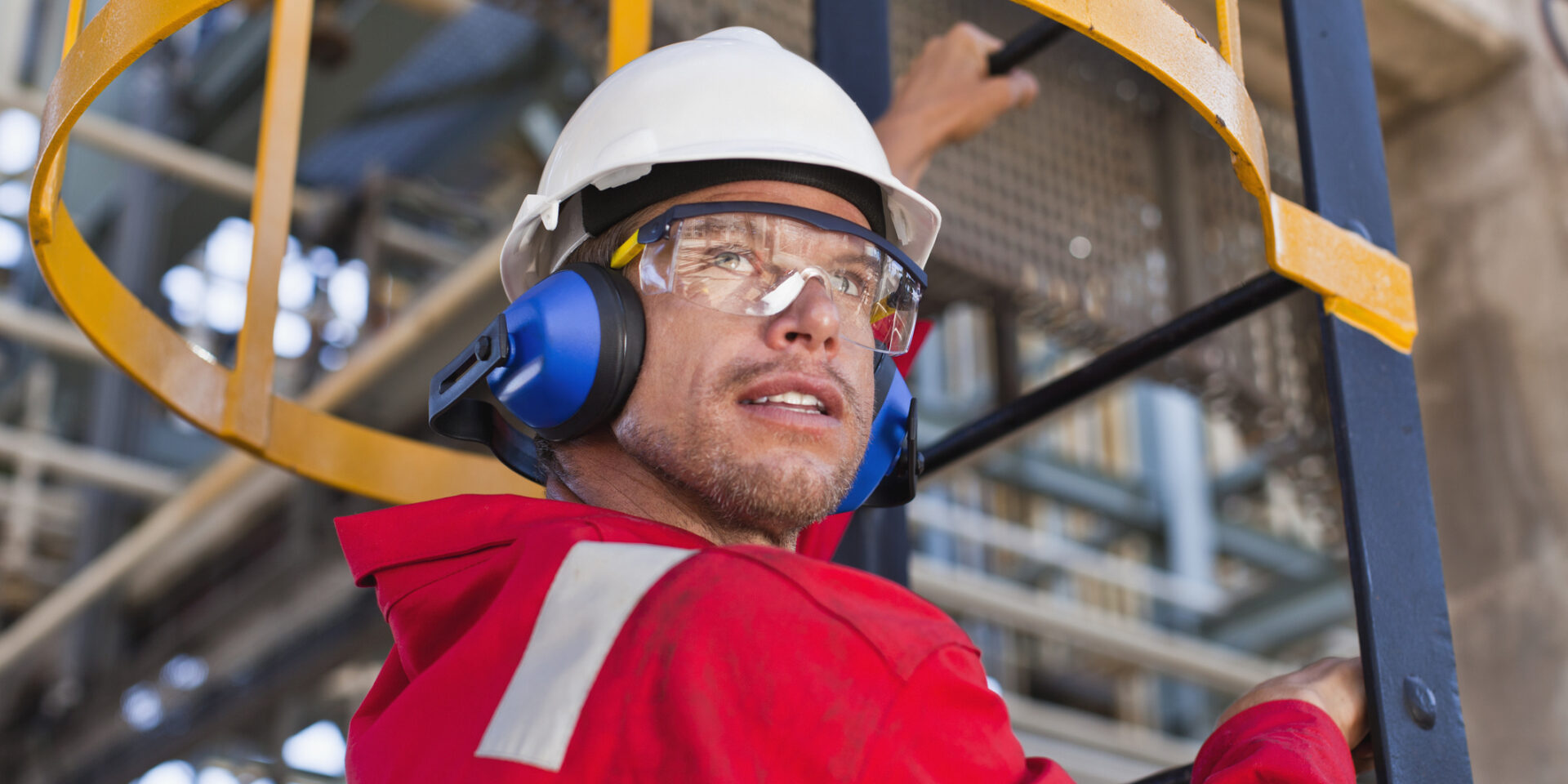 Understanding Ladder Safety (Statistics & Best Practices)
